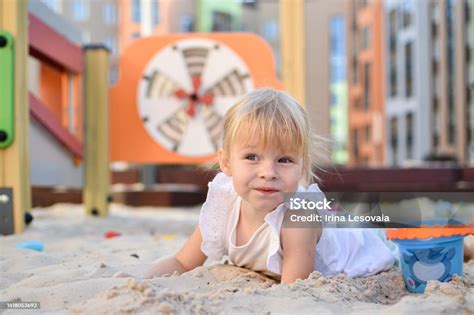 샌드 박스에서 노는 행복한 소녀 현대 놀이터 도시의 활발한 레크리에이션 2 3 살에 대한 스톡 사진 및 기타 이미지 2 3 살 건강한 생활방식 공원 Istock