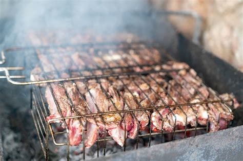 양갈비는 불을 피우고 가까이서 익혀 서 있다 양고기 갈비 구이 바베큐 바베큐 는 원래 양고기로 만든 그릴 랙에 구운 양고기용 와이어 랙 불에 전통 음식의 개념 갈비 음식에