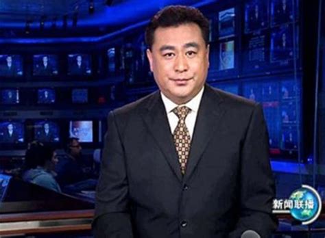 主持《新闻联播》32年零失误的央视最帅男主持 今57岁仍然单身tom明星