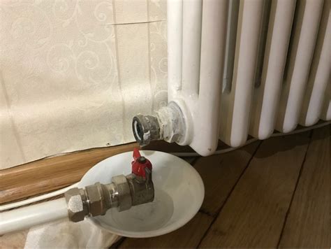 Вода в батареях отопления: какая течет, есть ли летом и почему она ...