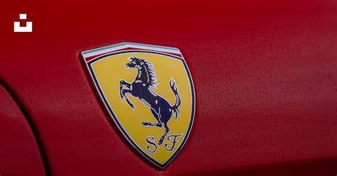 빨간 스포츠카의 클로즈업 사진 Unsplash의 무료 로고 이미지