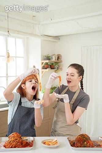 한식 요리하기 음식준비 쿠킹클래스 가정학수업 김장 한국문화 이미지 Jv13665706 게티이미지뱅크