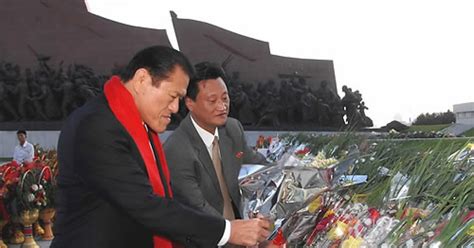 김일성·김정일 동상 앞에 헌화하는 北 재외교포들