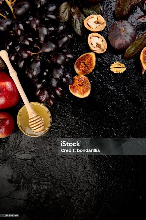 가을 음식은 제철 과일 포도 붉은 사과 무화과와 함께 여전히 생활합니다 10월에 대한 스톡 사진 및 기타 이미지 10월 11월 9월 Istock