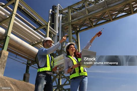 산업 단지의 정유 공장 또는 화학 공장의 파이프라인 건설에서 일하는 여성 및 남성 배관 시스템 엔지니어 2명에 대한 스톡 사진 및 기타 이미지 Istock