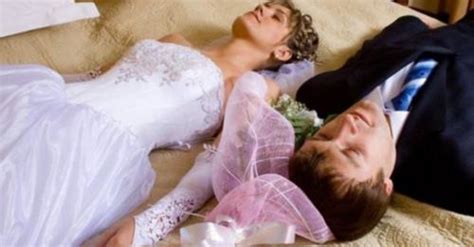 Την Κυριακή το πρωί μουσικοί έπαιζαν στην αυλή της Τάνιας για όλο το χωριό Η μητέρα ευλόγησε