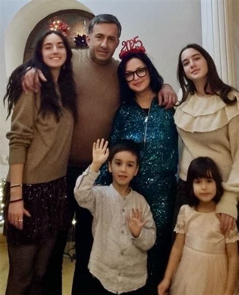 ნინო სურგულაძის ოჯახური კადრები საახალწლო განწყობა ტყუპებთან ერთად Marao