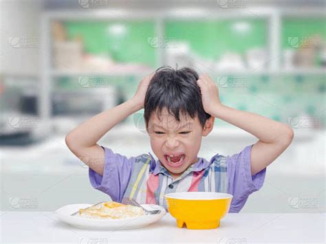 男孩不想吃午餐的食物