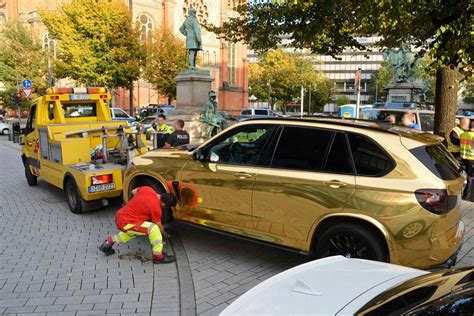 Владельцу BMW X5 запретили ездить на машине из-за оклейки в "золотую ...