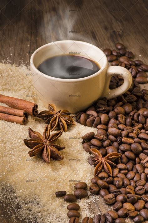 عکس دانه های قهوه و فنجان سفید و شکر قهوه ای عکس با کیفیت و تصاویر
