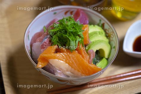 おうちで海鮮丼定食の写真素材 236189150 イメージマート