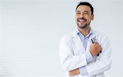 초상화 흰색 지상 유니폼을 입고 청진기를 들고 친절 행복 포즈로 웃고 복사 공간으로 팔을 횡단하는 수염을 가진 아시아 잘 생긴 남성 의사 건강 및 의료 개념 건강관리와