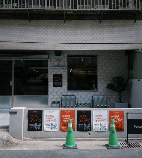 在新竹不能不吃的司康咖啡廳 THE FOX COFFEE CLUB 最近剛搬新家人潮真的超多幾乎沒停過 超幸運沒有等太久就坐到單人座 我