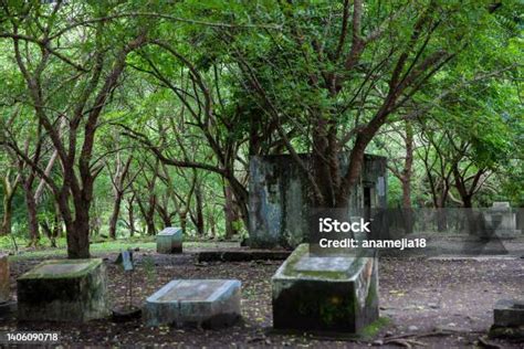 1985 년 네바도 델 루이즈 화산으로 인한 아르메로 비극 이후 사망 한 친척을 기념하여 지어진 상징적 인 무덤 0명에 대한 스톡 사진 및 기타 이미지 Istock