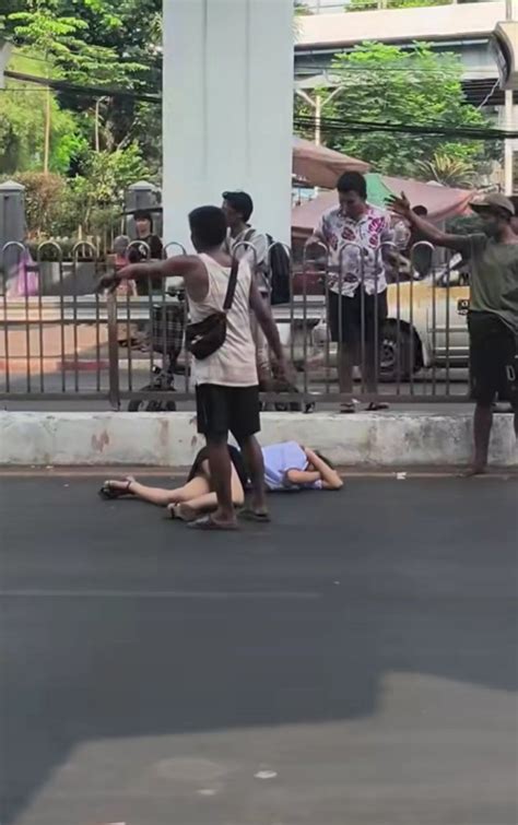 လှည်းတန်းလူကူးကုန်းတံတားပေါ်တွင် ဓာတ်ပုံရိုက်စဉ်ဖုန်းပြုတ်ကျသဖြင့် လိုက်ဖမ်းရာမှ အမျိုးသမီးတစ