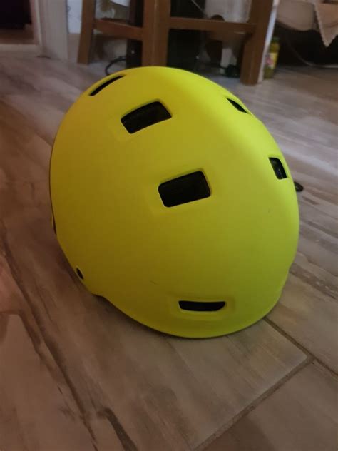 Зелена каска за колело гр Варна Младост 2 • Olx Bg