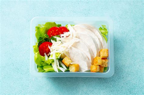 플라스틱 용기에 담긴 닭고기를 곁들인 시저 샐러드 상자 파란색 배경입니다 닫기 상의 모습 건강한 생활방식에 대한 스톡 사진 및 기타 이미지 Istock