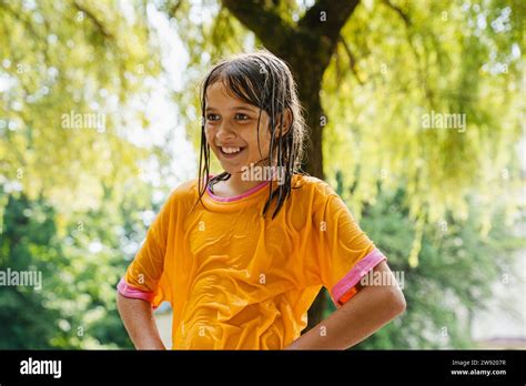 Mädchen In Nasser Kleidung Fotos Und Bildmaterial In Hoher Auflösung