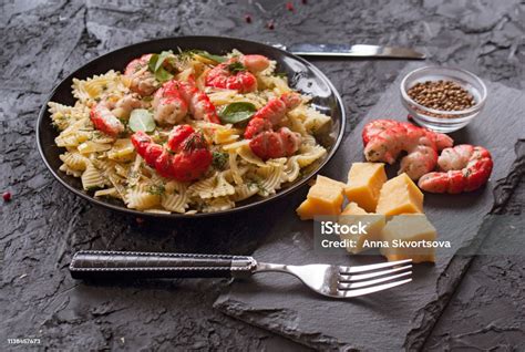 검은 바탕에 세련 된 칼과 새우와 치즈 슬라이스 마 카로 니 이탈리아 요리를 제공 합니다 건강 한 식습관의 개념 부엌에 대한