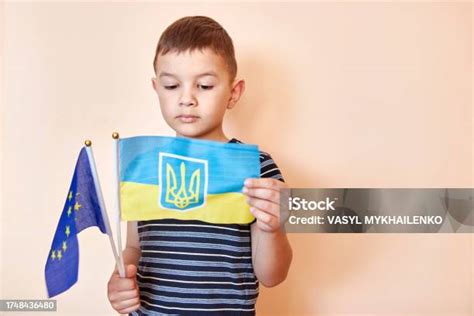소년은 우크라이나와 유럽 연합의 국기를 들고 있습니다 우크라이나와 유럽 연합 간의 정치적 경제적 사회적 관계 2 3 살에 대한 스톡 사진 및 기타 이미지 Istock