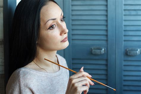 긴 검은 머리와 동양 외모의 젊은 여자는 브러시와 그녀의 손에 멀티 컬러 아크릴 페인트와 팔레트를 보유 개념에 대한 스톡 사진 및 기타 이미지 Istock