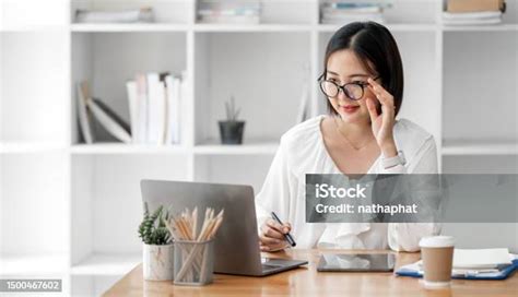 현대 사무실에서 노트북을 들고 일하는 아시아의 젊은 사업가 경영자에 대한 스톡 사진 및 기타 이미지 경영자 귀여운 노트북