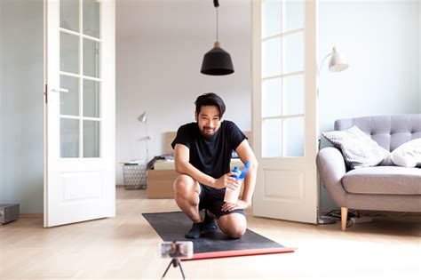 아시아 피트니스 동영상 블로거는 집에서 관객과 의사 소통 단백질 음료에 대한 스톡 사진 및 기타 이미지 단백질 음료 남자 요가 Istock