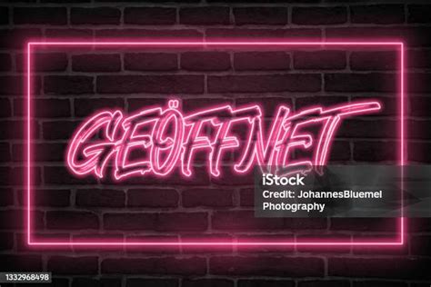 네온 사인을 엽니다 붉은 빛 네온 텍스트입니다 네온 램프에 의해 조명 벽돌 벽 벽에 야간 조명 트렌디 한 디자인 라이트 배너 밝은 광고 0명에 대한 스톡 사진 및 기타