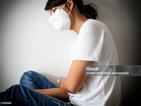 나쁜 오염으로부터 보호하기 위해 1 층에 앉아 건강에 해로운 감정 주변의 흐릿한 빛에 먼지 마스크를 착용 병 여자 공기 오염에 대한 스톡 사진 및 기타 이미지 Istock