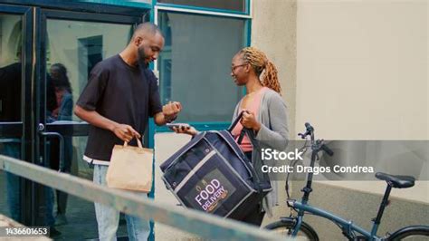 스마트 워치 Nfc를 사용하여 음식 값을 지불하는 아프리카 계 미국인 남자 2명에 대한 스톡 사진 및 기타 이미지 2명 가방 고객 Istock