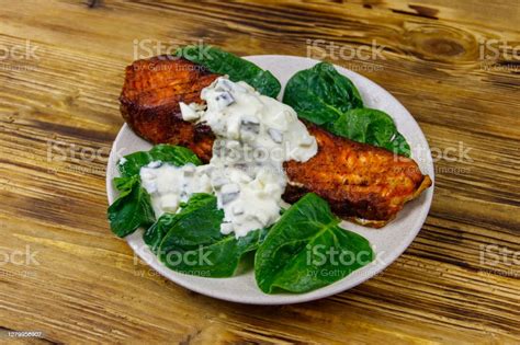 나무 테이블에 시금치와 타르타르 소스를 곁들인 연어 필레 구이 0명에 대한 스톡 사진 및 기타 이미지 0명 건강한 식생활 고명 Istock