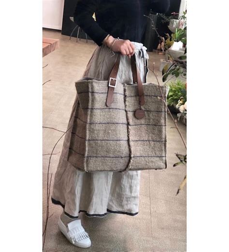 Instagram의 Atelier 화양연화님 아뜰리에화양연화 자수아티스트아우팅빅빅백특별한가방화양연화주보은작가 내게는 커도 너무 큰 가방 그럼에도 불구하고 손에