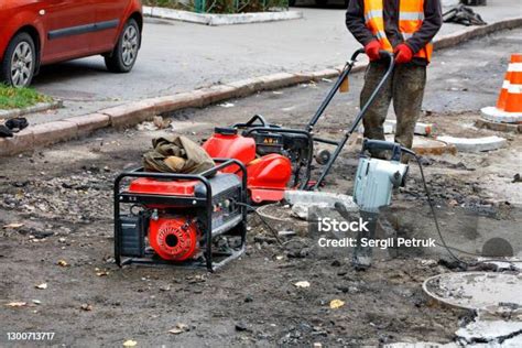 도로 노동자는 콤팩터 플레이트 전기 잭해머 및 가솔린 발전기를 사용하여 도로에 하수도를 수리하고 설치합니다 감시에 대한 스톡 사진 및 기타 이미지 Istock