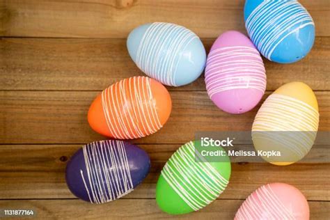 나무 배경에 화려한 파스텔 부활절 달걀 봄 플랫 레이 배경 4월에 대한 스톡 사진 및 기타 이미지 4월 갈색 개념 Istock