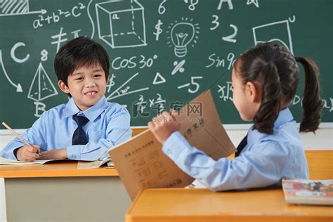 小学生在教室里上课高清摄影大图 千库网