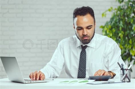 财务免抠元素年轻而有才华的财务经理与新项目一起工作模板免费下载格式626像素编号69163546 千图网