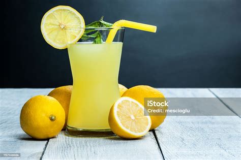 유리에 레모네이드 신선한 레몬과 민트와 홈 메이드 다과 여름 차가운 음료 레몬 모히토 칵테일 과 주스 0명에 대한 스톡 사진 및