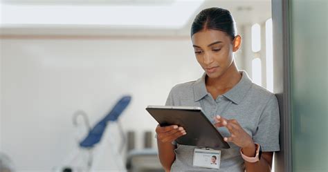 물리 치료 정제 및 척추 지압사 일정 예약 및 원격 의료를 위한 클리닉에서 여성과 함께 보고서 재활 건강 관리 및 환자 정보 업데이트 및 결과를 제공하는 사람이 있는 웹