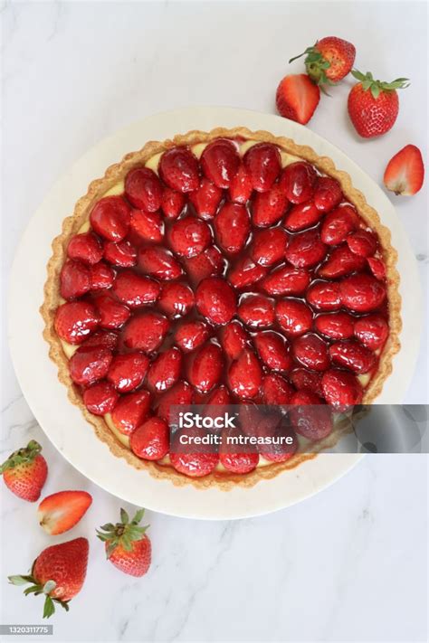 딸기 흰색 대리석 효과 배경 높은 전망으로 둘러싸인 흰색 접시에 제공되는 바삭하고 플루티드 페이스트리 크러스트가 있는 컷되지 않은 프랑스 딸기 타르트 토르트 이미지 딸기