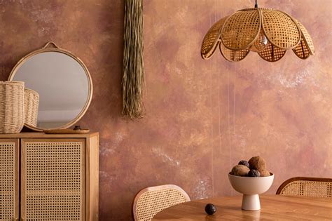 원형 테이블 등나무 의자 Commode 및 액세서리가있는 보호 식당 인테리어의 창조적 인 구성 갈색 벽과 등나무 램프 템플렛 가구에 대한 스톡 사진 및 기타 이미지 Istock