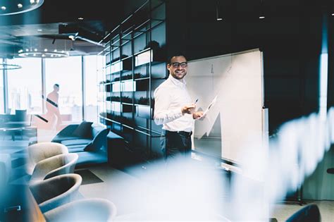 컨퍼런스 홀에서 프리젠 테이션을 준비하는 성공적인 만족스러운 기업가 25 29세에 대한 스톡 사진 및 기타 이미지 25 29세 경영자 금융 Istock