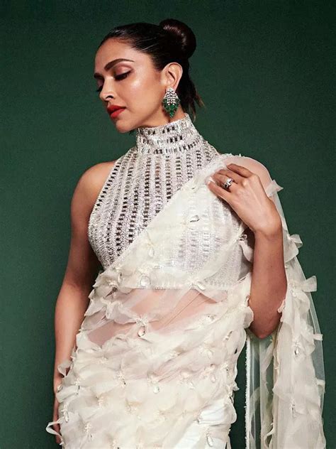 राॅकी की असली रानी दीपिका पादुकोण के 9 धमाकेदार साड़ी सूट लुक्स Navbharat Times