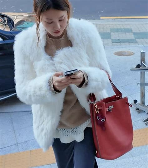유인영 포근한 퍼 재킷과 럭셔리 스카프로 완성한 겨울 스타일