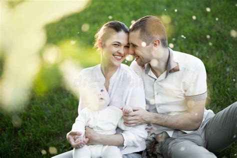 Portrait Sch Ne Mutter Vater Und Baby Drau En Gl Ckliche Familie Auf Der Sommerwiese Stockfoto