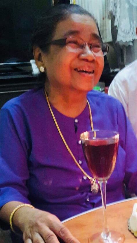 ၈၇ နှစ်အရွယ်ဖြစ်ပေမယ့် နေကာမျက်မှန်ကိုအထာကျကျတပ်ပြီး သားလေးနဲ့အပြိုင