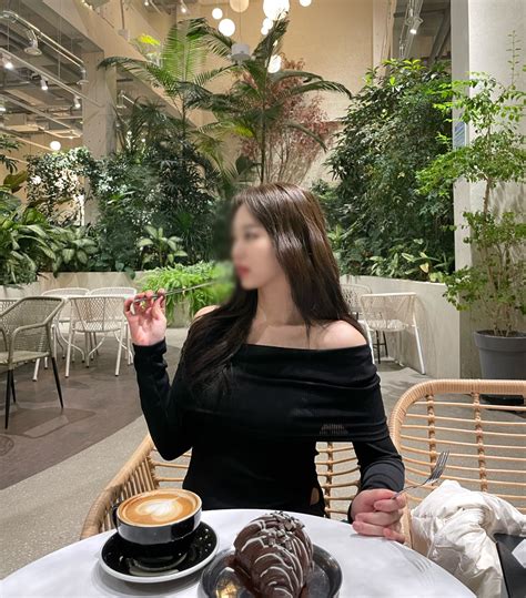 섹시큐티 쫀쫀 귀요미 언발컷팅 오프숄더 티셔츠💕 3color화이트베이지블랙 에이블리