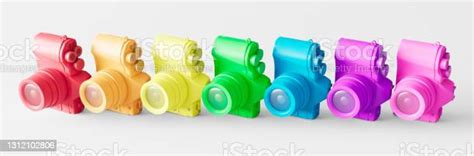 화려한 카메라가 줄지어 서 있었다 흰색 배경에 창조적 인 개념 3d 렌더 사진작가에 대한 스톡 사진 및 기타 이미지 사진작가 0명 3차원 형태 Istock