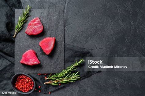 생 필렛 스테이크 참치 검은 색 배경 맨 위 보기입니다 텍스트 공간 0명에 대한 스톡 사진 및 기타 이미지 0명 건강한 식생활 고기 Istock