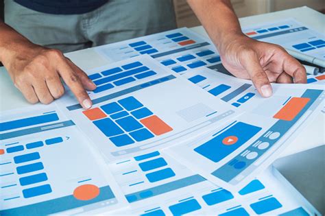 웹 사이트 디자이너 크리에이티브 계획 응용 프로그램 개발자 개발 초안 스케치 그리기 템플릿 레이아웃 프로토 타입 프레임 프레임 디자인 스튜디오 사용자 환경 개념 개념에 대한