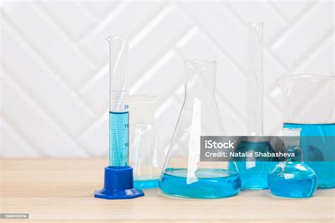 테스트 튜브가 있는 실험실 유리제품 플라스크 드롭퍼 페트리 접시 과학 실험실용 컵 및 실린더 0명에 대한 스톡 사진 및 기타 이미지 Istock
